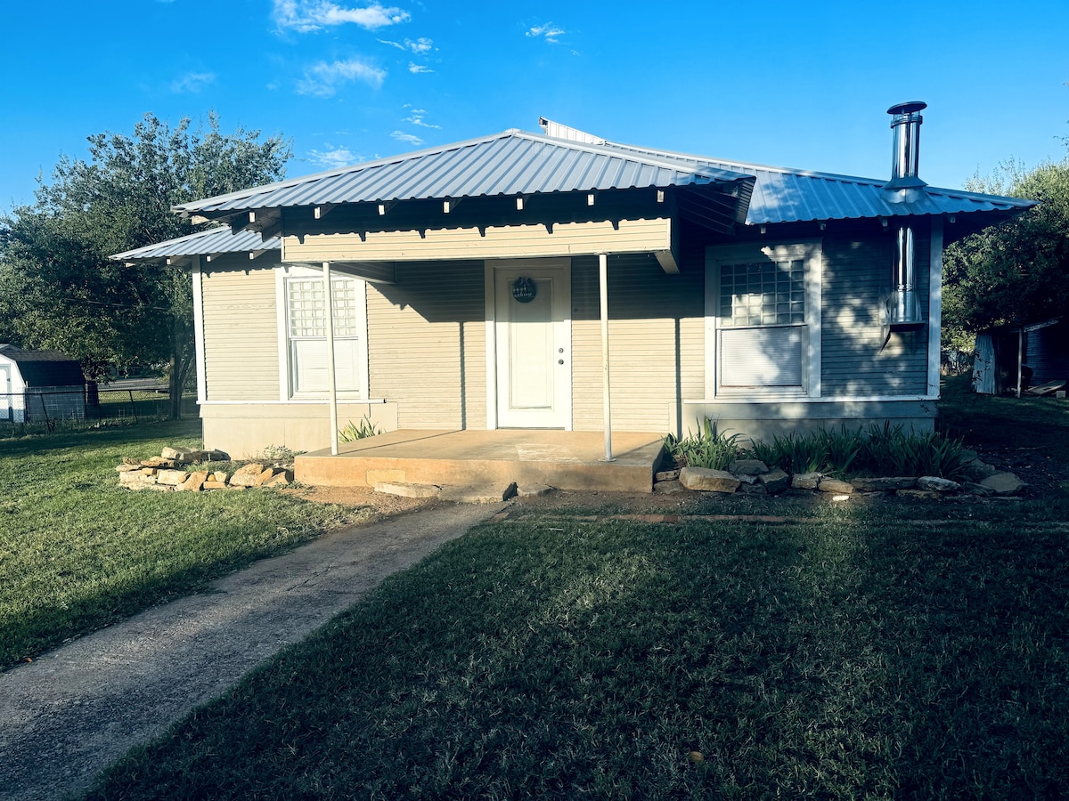 3 Bedroom Cozy Home off Main St - Houses for Rent in Throckmorton ...