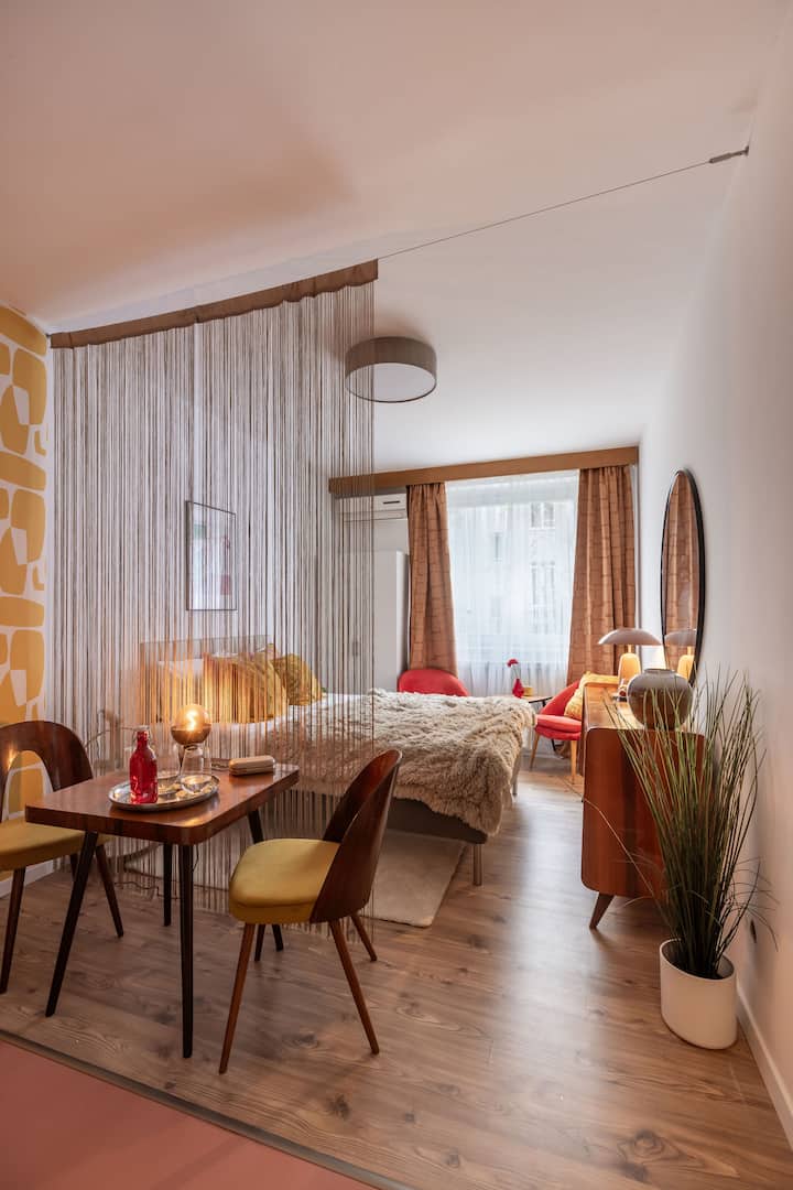 Cozy Nest Of The Sixties - Budapesta