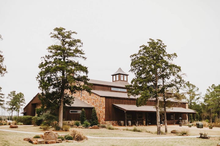 The Vine: Stunning Event Venue/retreat On Vineyard - New Ulm, TX