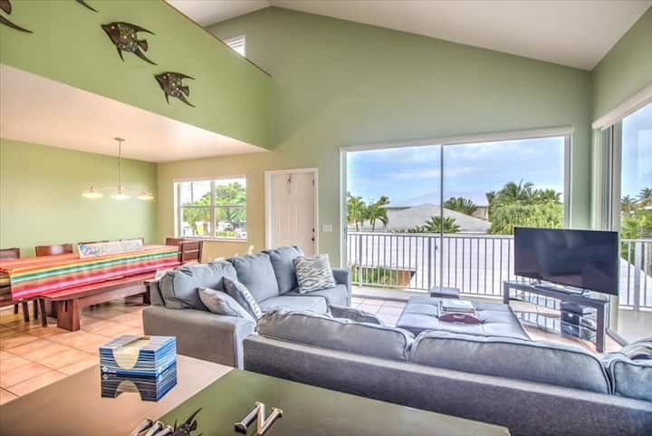 Plentiful 4 Br, Pool Club, On Canal. 3 Level Home - Key Colony Beach, FL