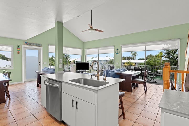 Plentiful 4 Br, Pool Club, On Canal. 3 Level Home - Key Colony Beach, FL