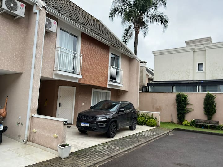 Sobrado Maravilhoso! 7 Pessoas, 2 Vagas, Completo! - Curitiba