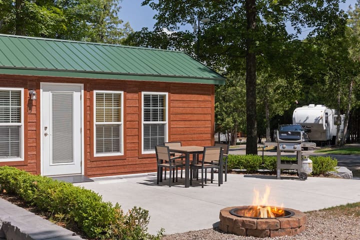 Accessible, Rustic Feeling Cabin - Petoskey, MI