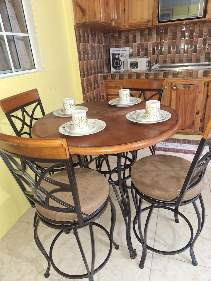 2 Bedroom Home In Kingston [Entire Place] - Kingston