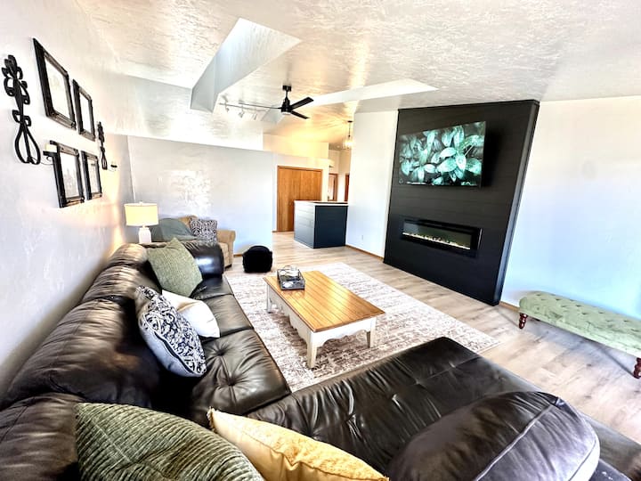 Lambeau Sleaps Lodge - 10 Minute Walk, 5 Beds - Green Bay, WI