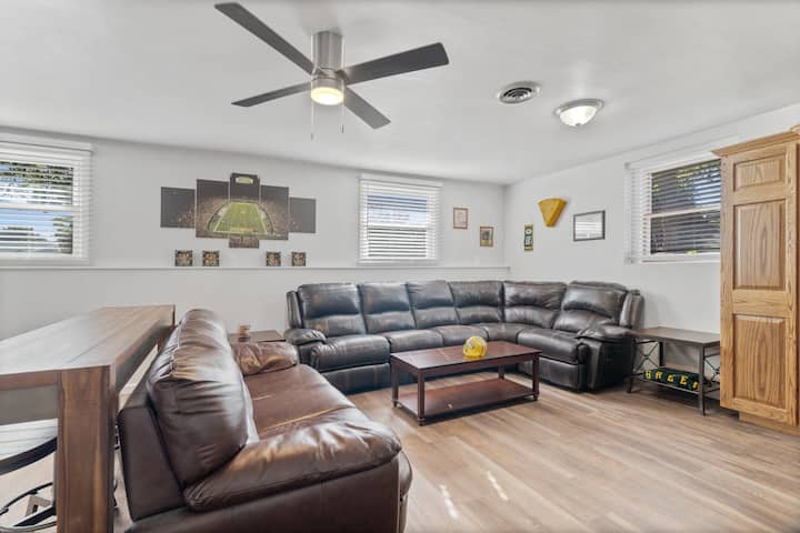 Curlys Backyard - Premier Location - Lambeau Gb - Green Bay, WI