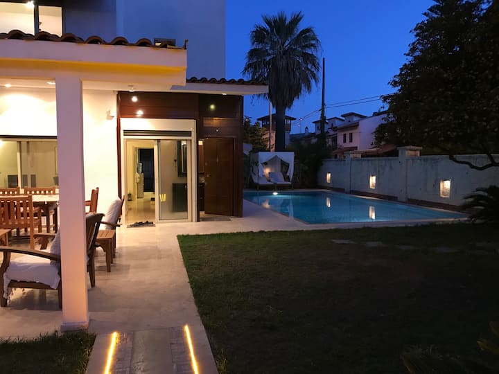 ÇEşme De Müstakil Havuzlu Deniz Kenarında Villa - チェシュメ