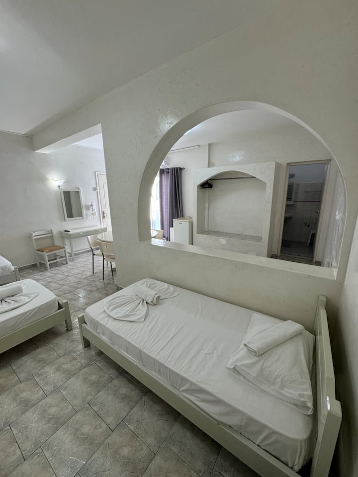 Fivebed Room,sunrise Hotel - Ios