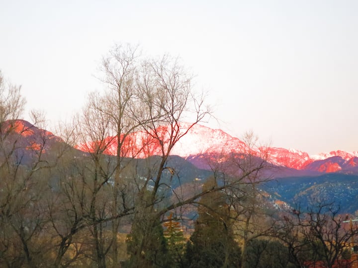 Vintage Cottage Mountain View, Great Location - Colorado Springs, CO