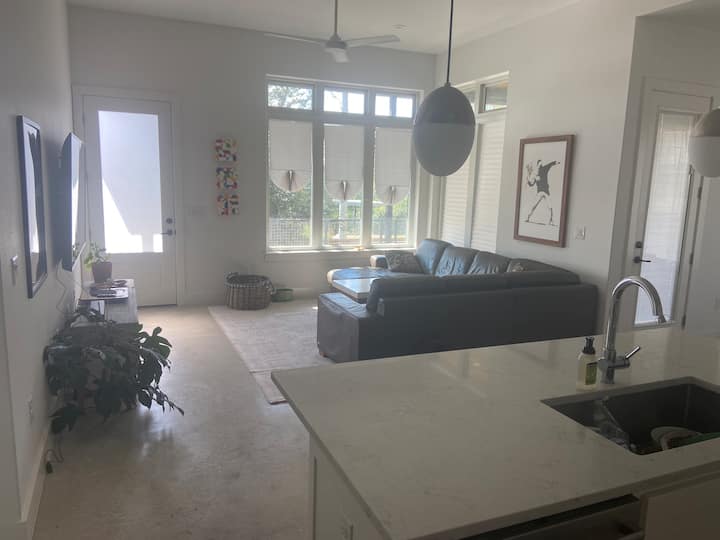 Modern Condo In Vibrant Eastside - Austin, TX