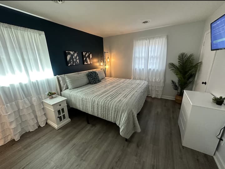 Centrally Located | Spacious | Newly Renovated - 德罕