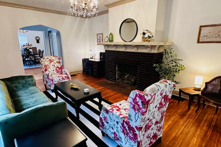 Ultimate Group Stay Ping-pong, Firepit & Cozy Vibe - Castleton, IN