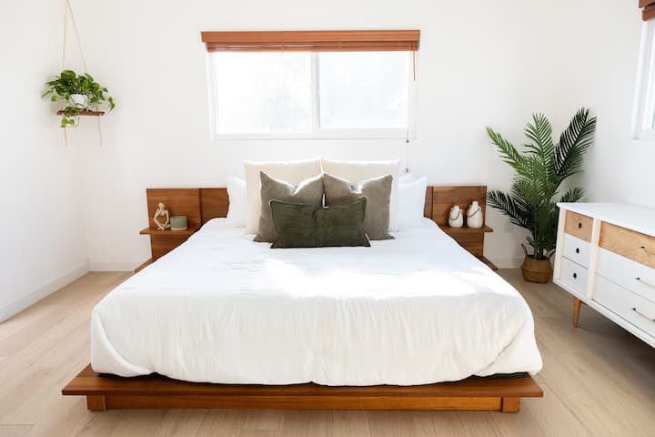 Walk To Beach/downtown, Modern 2bd Condo! Patio - Huntington Beach, CA