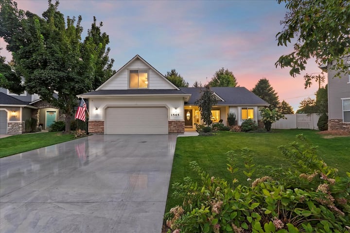 Shirley's Place-home W/ Charm, Den/bonus/fireplace - Eagle Island State Park, Eagle