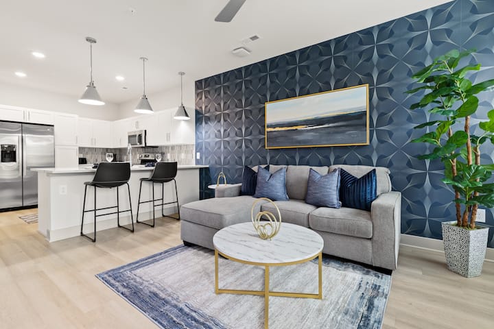 Stunning Living 5 Min From Downtown - Raleigh, NC