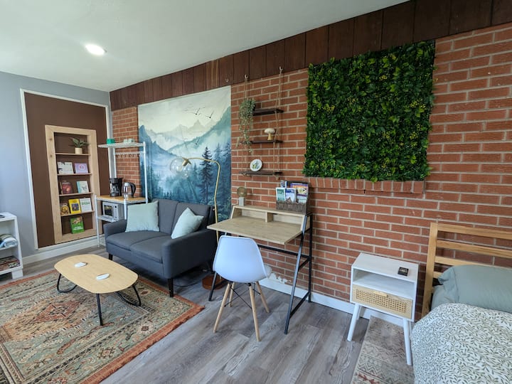 Cozy Brick Wall Studio Between Airport & Downtown - Denver, CO