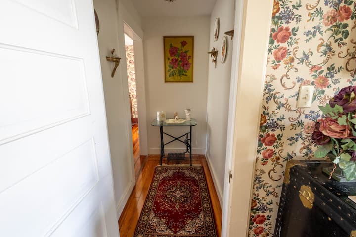 Victorian Queen Deluxe Room - DeLand, FL