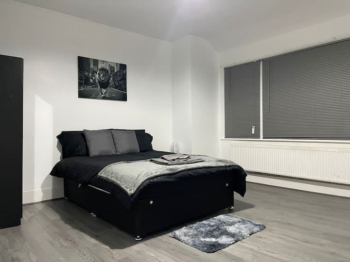 Modern 5 Bedroom House - Enfield - Enfield