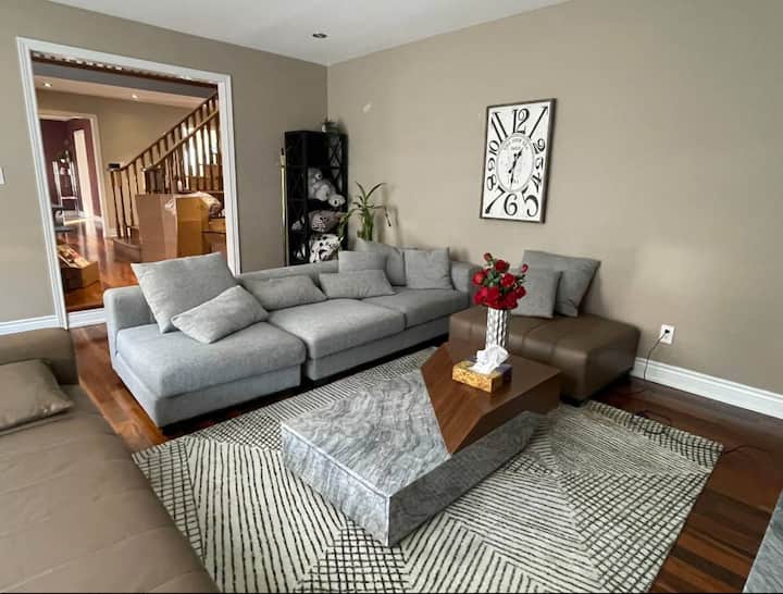 7b7b  Newly Renovated Cozy Unique Entire Family - Toronto