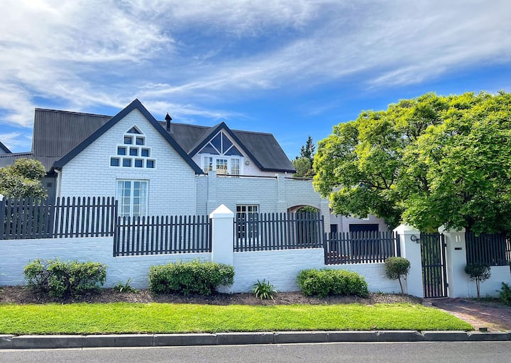 Villa Sereno, Home With Pool In
Somerset West - 