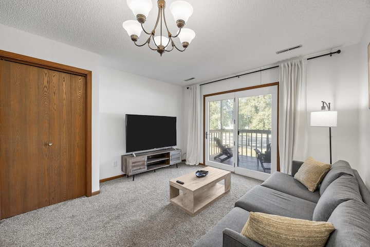 Convenient And Cozy Condo - Iowa City, IA