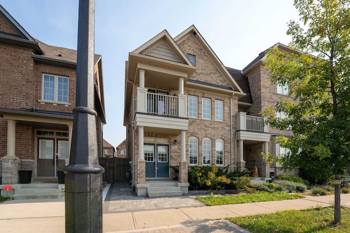Spacious 4br Escape @ Wonderland - Vaughan