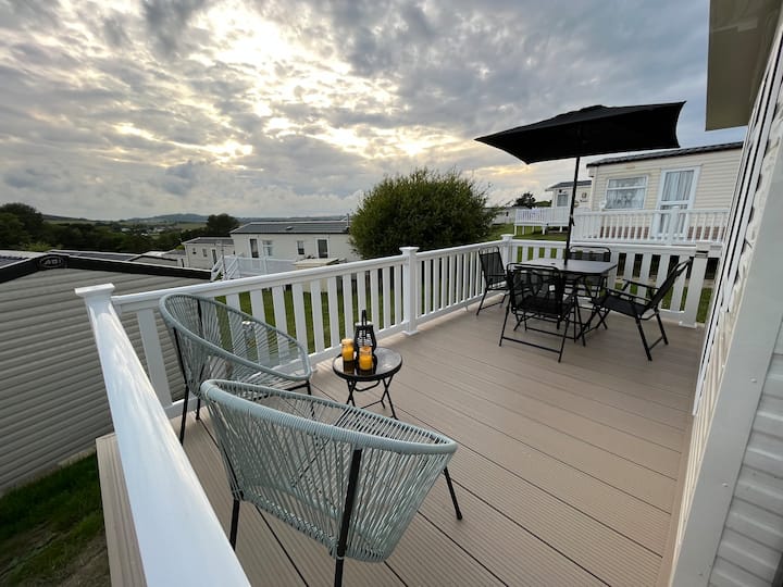 Caulkers Rest. Lovely Views - Whitecliff Bay Holiday Park