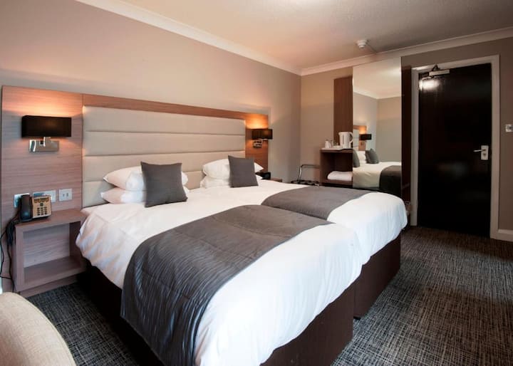 Twin Bedroom Ensuite - Cirencester