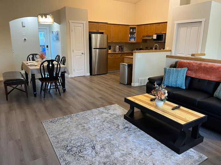 Park View, King Bed, Fully Stocked (Unit 1 Of 3) - Grande Prairie