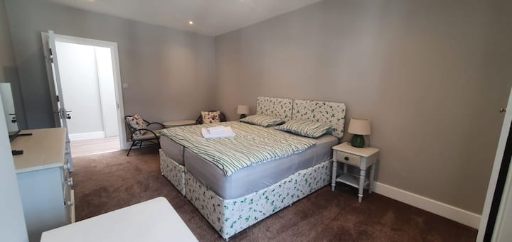 2 Bedroom In Thames Ditton - Kingston upon Thames