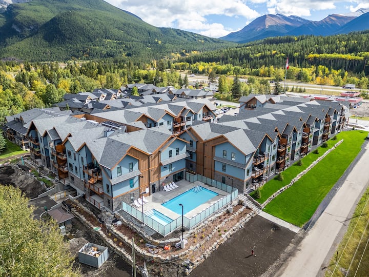 Brand New * Year Round Heated Pool * Hot Tub * Gym - Canmore