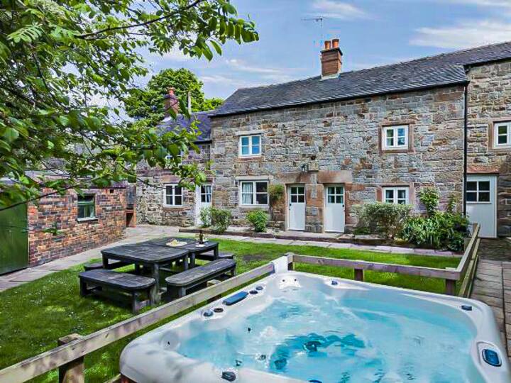 School House; Cosy Cottage, Hot Tub, Peak District - Leek