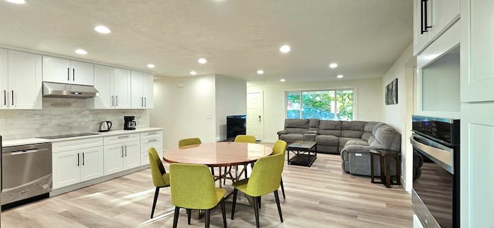 Spacious Home With Lush Backyard - Beaverton, OR