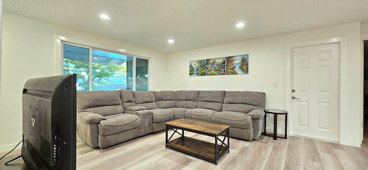 Spacious Home With Lush Backyard - Beaverton, OR