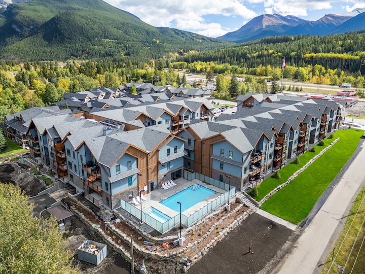 Brand New * Sleeps 8 * Pool * Hot Tub * Gym - Canmore