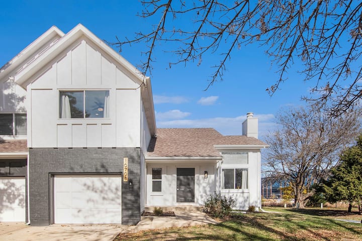 Newly Renovated Modern And Comfortable Townhome - Overland Park, KS