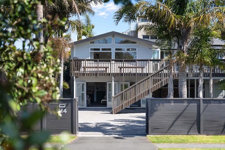 Huge Beachside Haven - Front Row! - Papamoa