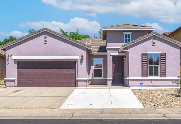 Cheerful 4bd/3ba In Elk Grove - Elk Grove, CA