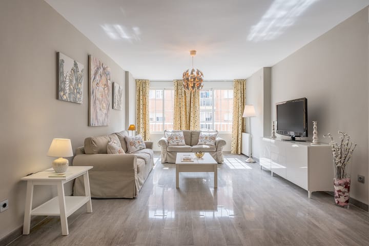 Paseo Del Salon, Amplio, Luminoso Y Familiar - La Zubia