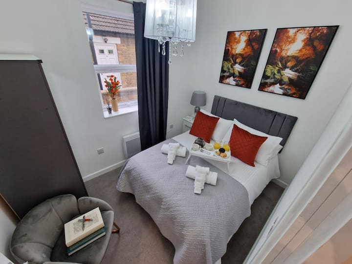Peaceful 1- Bedroom Apartment | Contractors| Local - Watford