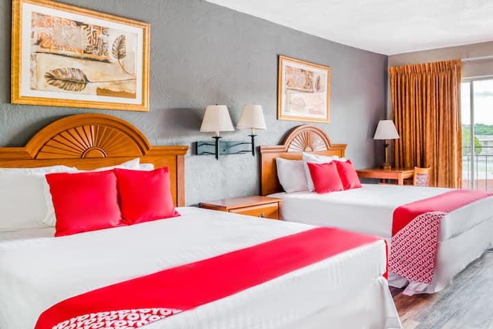 Premium 2 Queen Bed | Oyo Hotel Mustang Silver - Ocala, FL