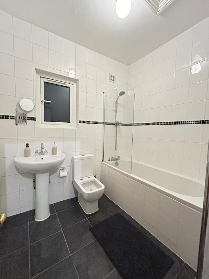 One Bed Flat - Colliers Wood - London