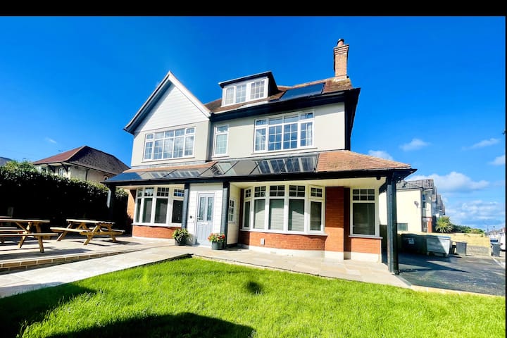 Light & Spacious 6 Bed House - Sandbanks