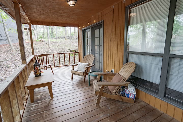 "Hansel": Spacious Cabin W/ Views, Greenery, Deck! - Blairsville, GA