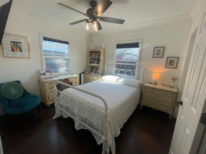 Charming Bedroom With En Suite And Parking - Long Beach, CA