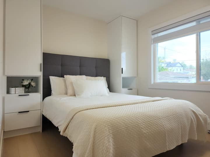 2bed 1bath Near Dt/ Metro Stn/ Groceries W/parking - Burnaby