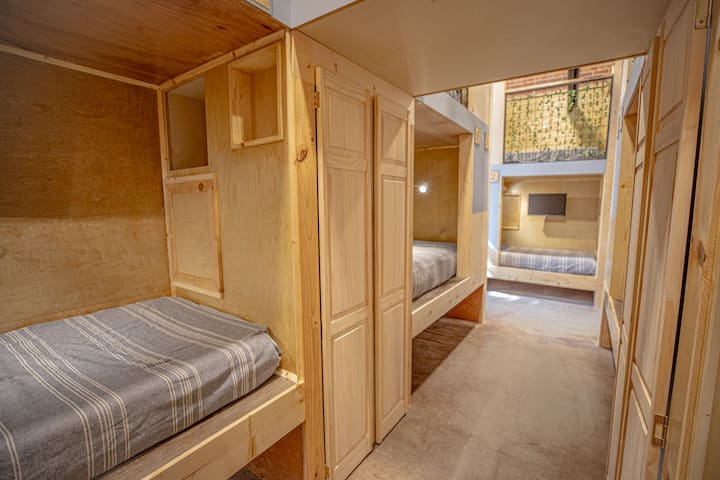 First Hostel On State Street - Queen Bed - Santa Barbara, CA