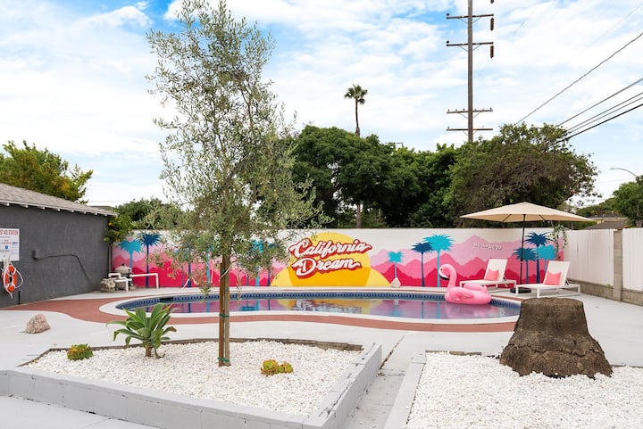 Stunning Retro Beach Oasis, Dual Living, Pool - Carson, CA