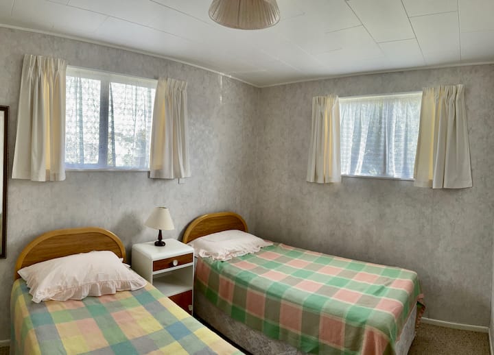 Peaceful Cottage Near Beach, Golf And Expressway - Paraparaumu