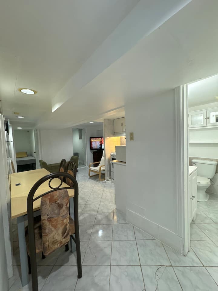 1 Bedroom (Twin Size) Shared Kitchen And Bathroom - Toronto